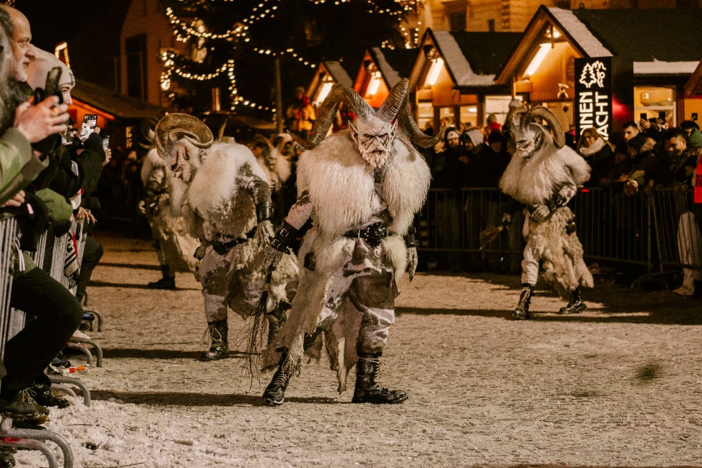 Erlebe die Krampus Tradition: Krampus Umzüge, Kostüme und Legenden in ...